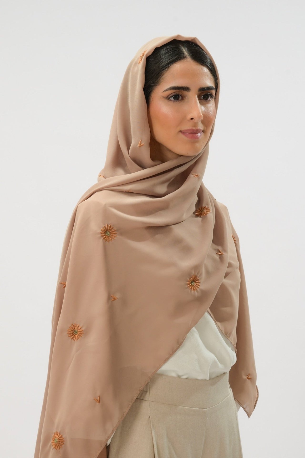 SALE – MIRA Y MANO