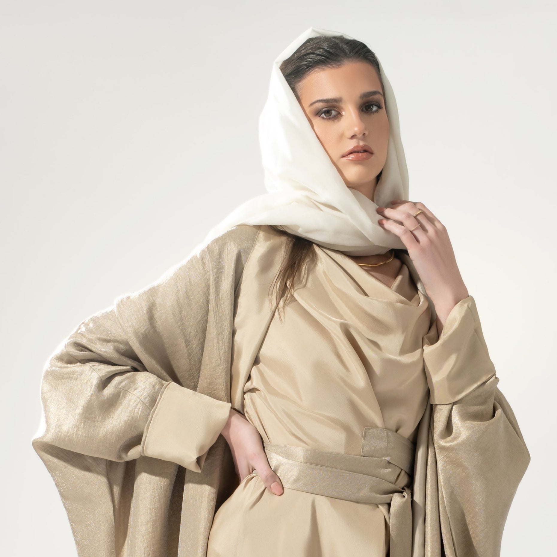 MAHA GHALAYINI – MIRA Y MANO